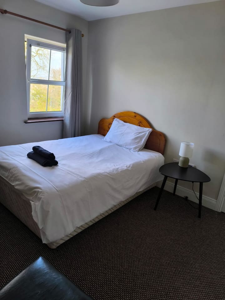 Modern 4-bed | Sleeps 6 | Near Newcastle West - Cork