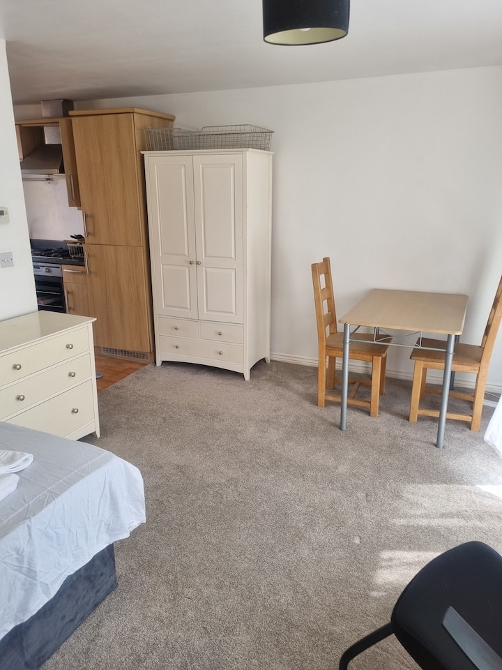 Lovely Flat With Private Entrance And Parking - Basingstoke