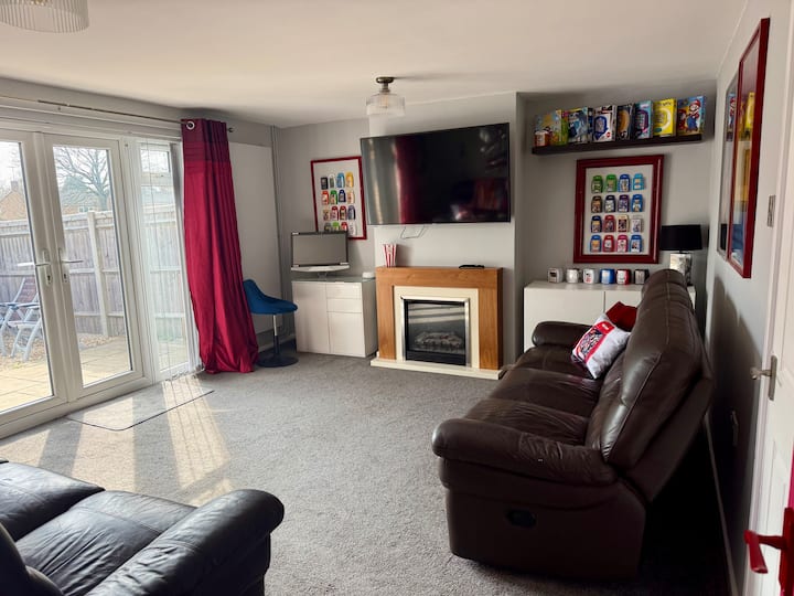 Top Trump Towers - 4 Bedrooms & 2 Car Parking - Basingstoke