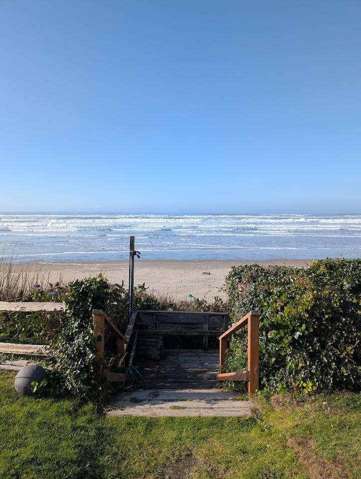 Sea Vista (1st Floor): Quick Ocean Beach Access - Waldport, OR