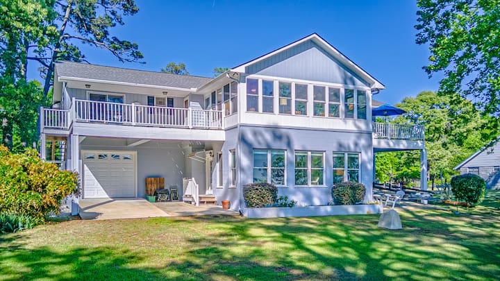 Lakefront Retreat W/ Private Dock • Sleeps 15 - Santee, SC