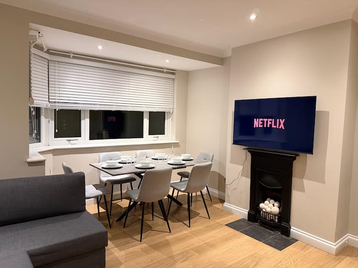 Stylish Harrow Stay For 6 | Free On-site Parking - Hayes