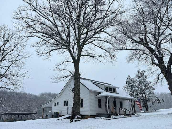 Cozy Farmhouse Getaway - Bedford, VA