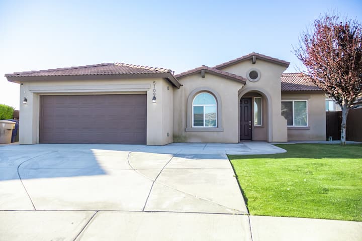 Quiet Comfortable Home - Bakersfield, CA