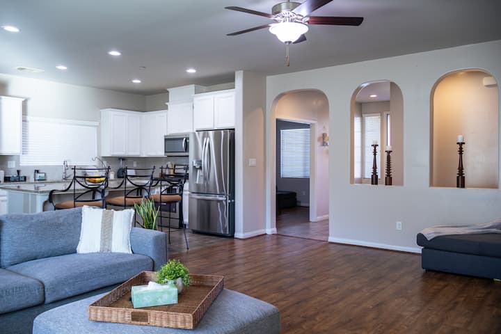 Quiet Comfortable Home - Bakersfield, CA