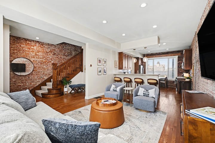 Heartland Haven Brownstone / Brick Charm - Midtown - Omaha, NE