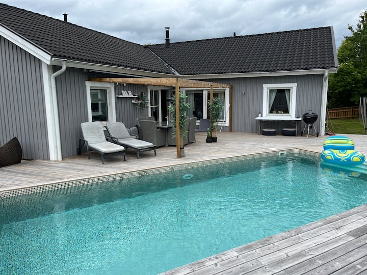 Enplanshus Med Pool Nära Linköping City. - 林雪坪