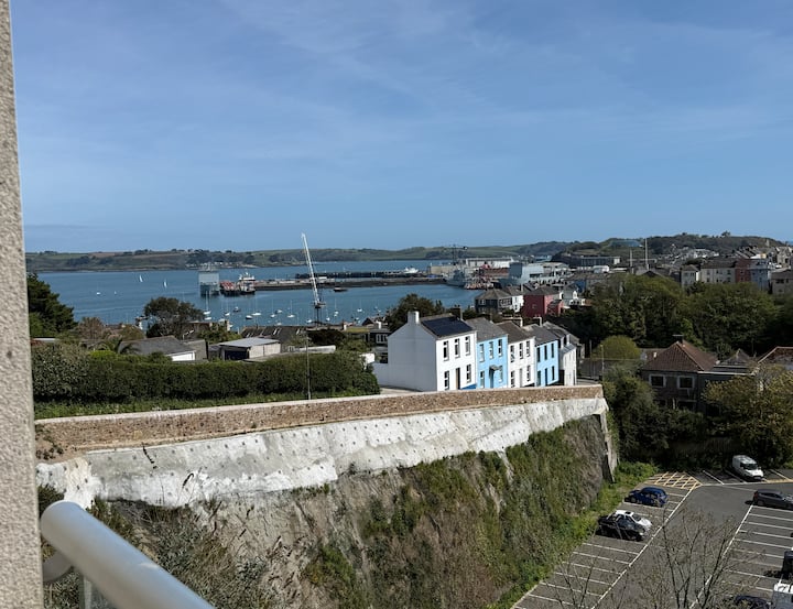 Topdeck Holiday Apartment With Private Parking - Falmouth