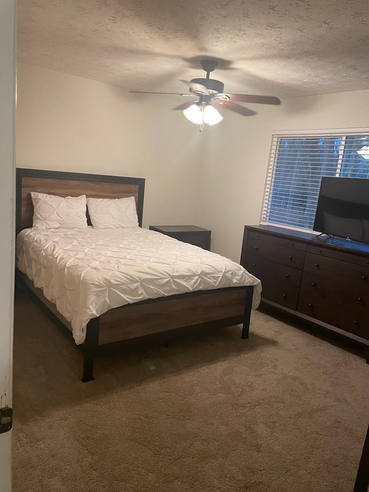 Beautiful Master Suite Near Downtown Alpharetta - Alpharetta, GA