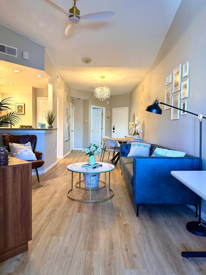 Uptown Luxury Loft | Gated, Pool, Covered Parking - Dallas, TX