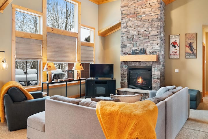 Six Bedrooms, Boyne Mtn, Hot Tub, Firepit, Slps 18 - Boyne Falls