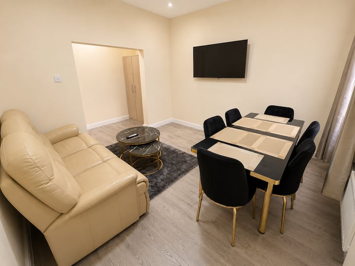 Spacious 4br House | Sleeps 8 | Free Parking - Altrincham