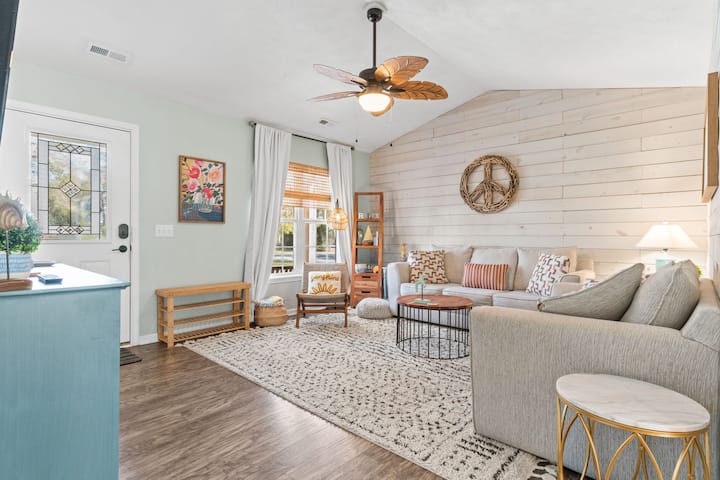 Sunshine Cottage𓇼 Golf Cart + Kid Friendly + Cozy - Oak Island, NC