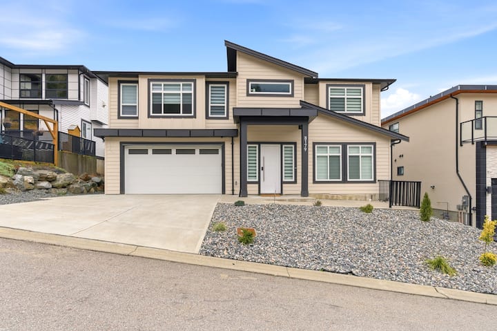 Modern 4br Retreat W/ Mountain Views&chef Kitchen - Chilliwack