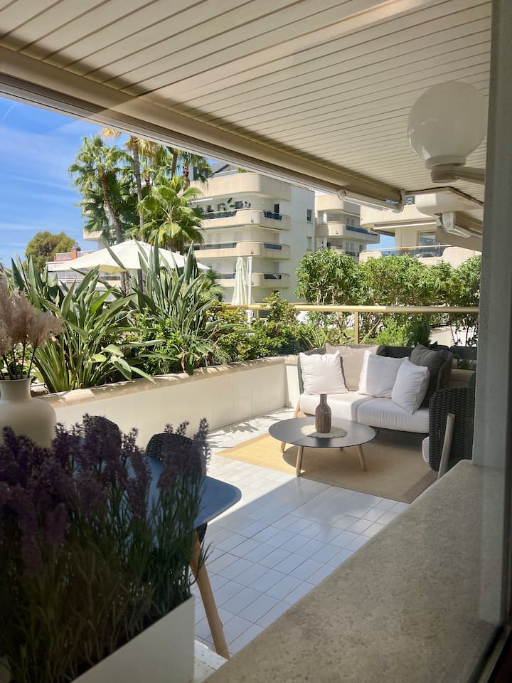 Elegant Seafront Apartment. Large Terrace And Pool - Sitges