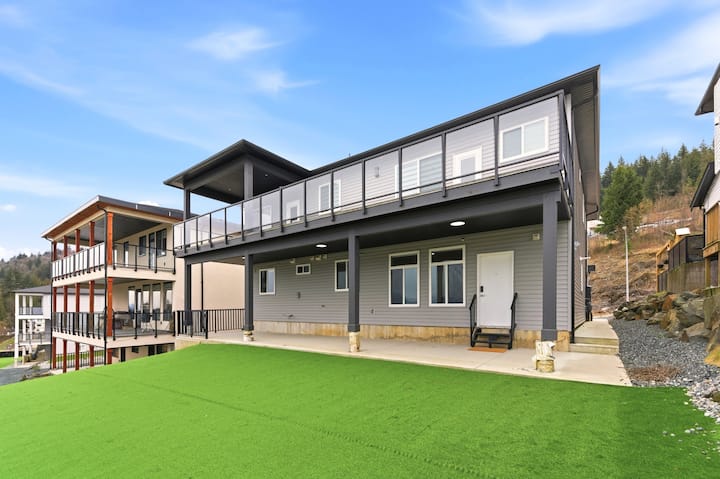 Modern Mountain View Suite W/ Covered Patio - Chilliwack
