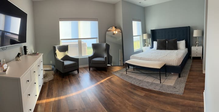 Spacious 4br W/ Hot Tub + Garage - Omaha, NE