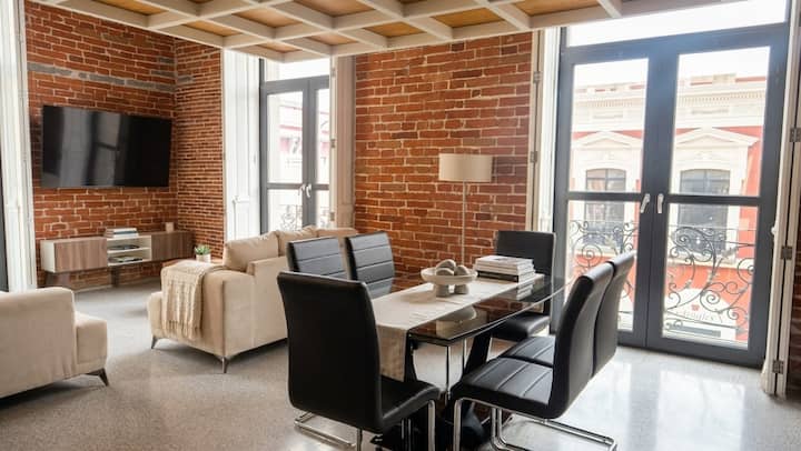 Loft  Con Balcones A Pasos De Catedral Poblana. - Puebla