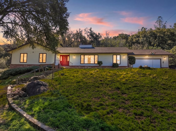 Majestic Mountain Retreat Near Yosemite W/ Deck! - Oakhurst, CA
