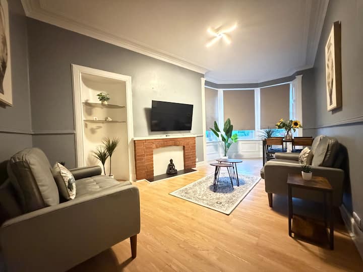 2 Bedroom Flat | Near City Centre - Leith