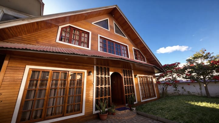 Habitación Matrimonial En Casa De Madera - Oxapampa
