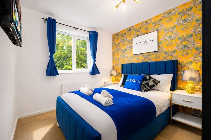 4 Bed House - Sleeps 9 - 4 Doubles & 1 Single Bed - Manchester