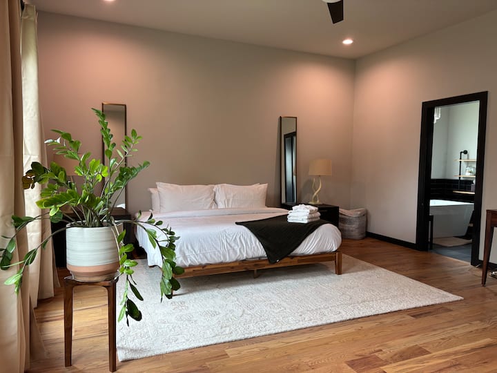 Spacious Broken Arrow Home For Long Stays - Broken Arrow, OK