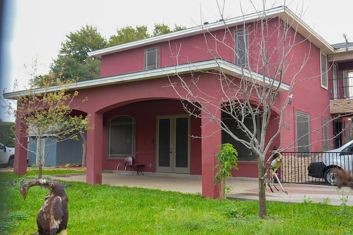 Gated 2br Near Heb, Outlet Shoppes, And I-35 - Laredo, TX