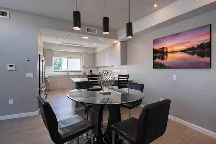 Stylish 3br Home| Rooftop Views + Free Parking - Beverly Hills, CA