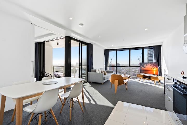 Stunning River Views Pool · Spa Heart Of Surfers - Surfers Paradise