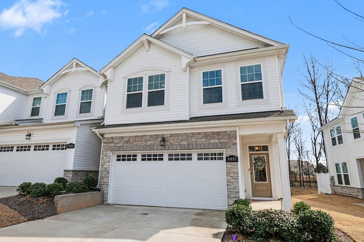 Modern End-unit 3br Townhome | Garage + Office - Concord, NC