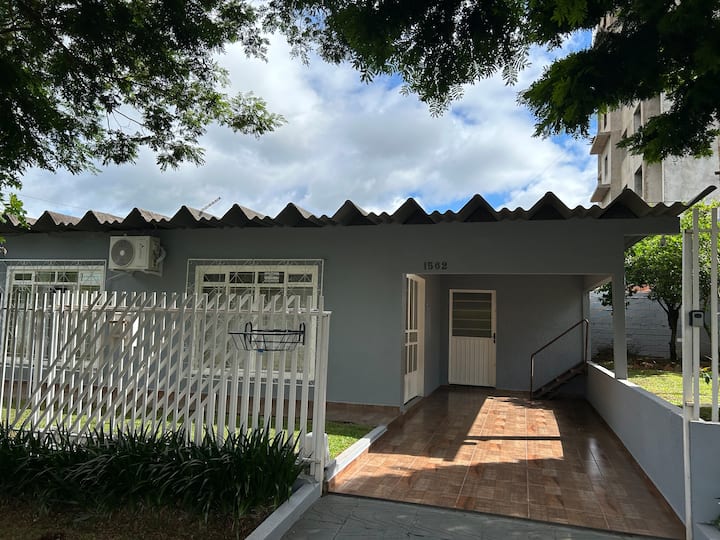 Casa Confortável, Localizada Entre Os Dois Lagos. - Toledo