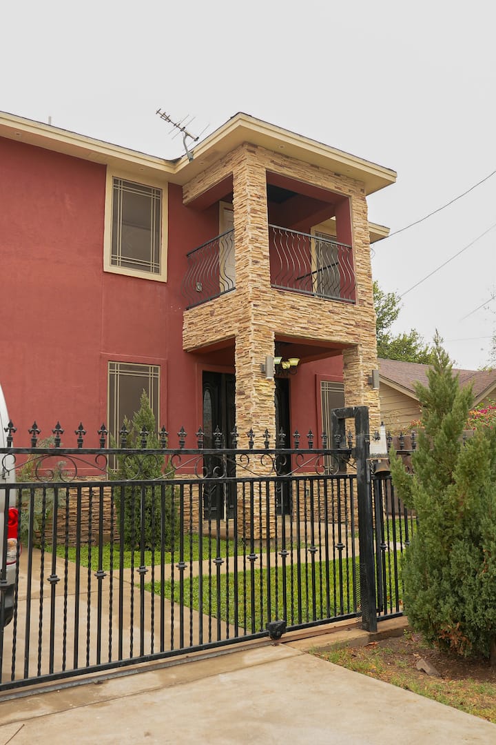 Gated 2br Near Heb & Outlet Shoppes - Laredo, TX
