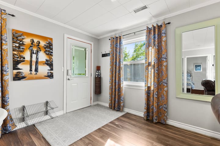 Beautiful Lake View Cottage - Niagara-on-the-Lake