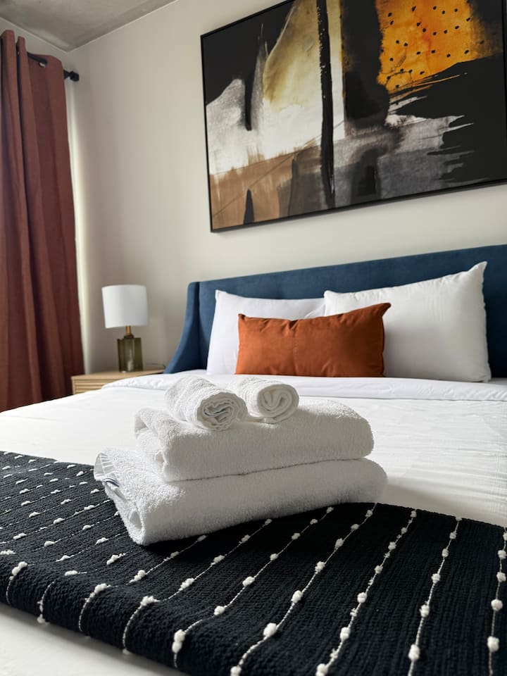 Modern & Cozy Griffintown Condo | Free Parking - Montreal