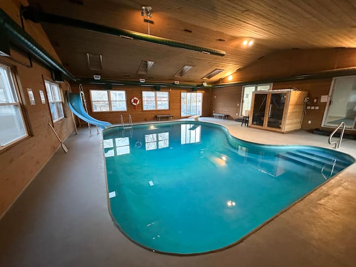 Crystal Lake Pool House With Sauna - Crystal Lake, IL