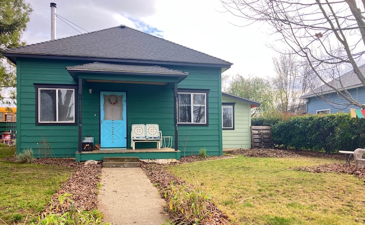 Cozy & Colorful Cottage - 메드퍼드