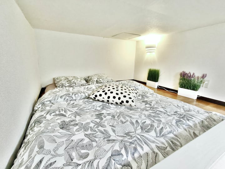 B&池袋ハニービー・jr池袋駅から徒歩10分・交通便利エリア・ロフト部屋ワンルーム・最大３名宿泊可能 - Ikebukuro