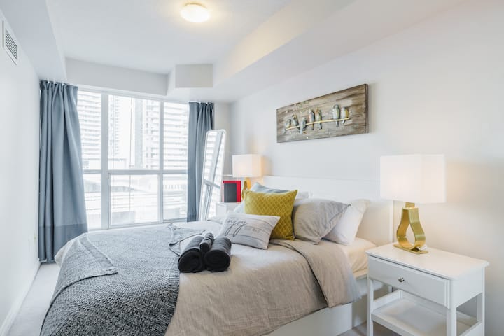 1br+den Downtown - Steps From Rogers Centre & More - Toronto, ON