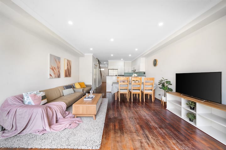 *Stanmore Home W/parking • Walk To Shops - Carlton