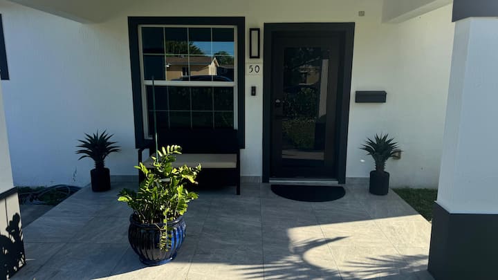 Quiet Get Away In East Miami Gardens - Miami Gardens, FL