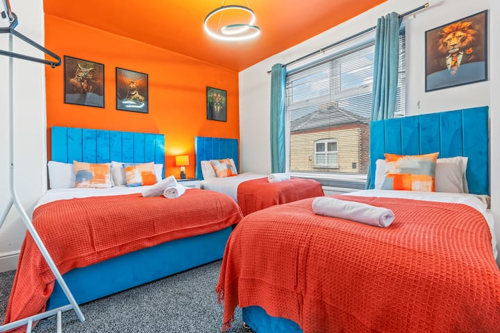 7 Beds, 3 Doubles & 4 Single Beds - 4 Bed House - Bury