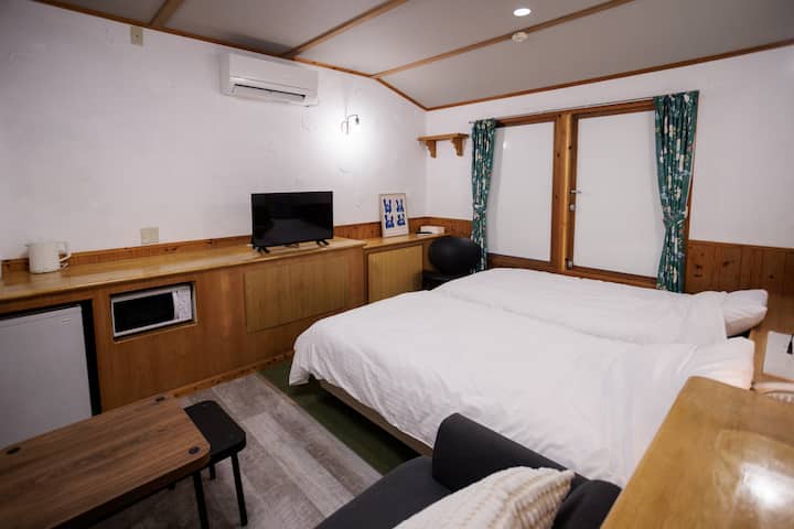 キッチンなし・窓なし・洋室｜「眠り」に特化したシンプル素泊まりプラン - 米子市