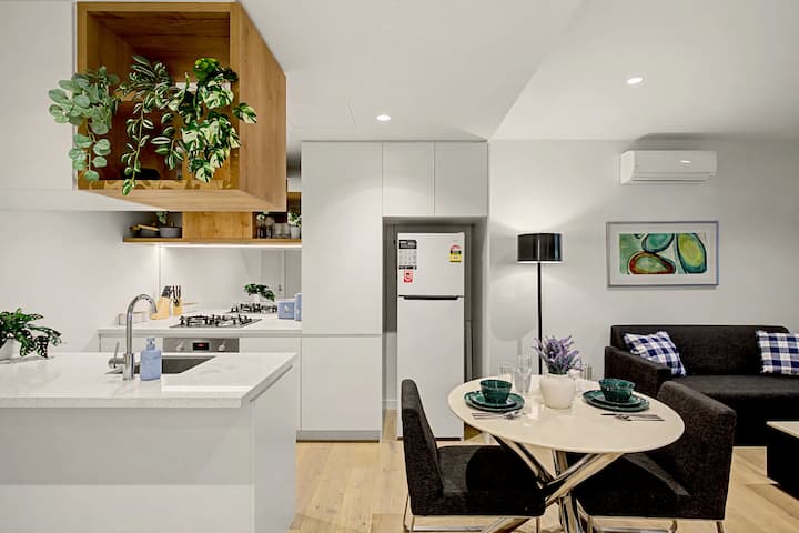 King Bed + Supermarket Downstairs + Jogging Track - Brooklyn