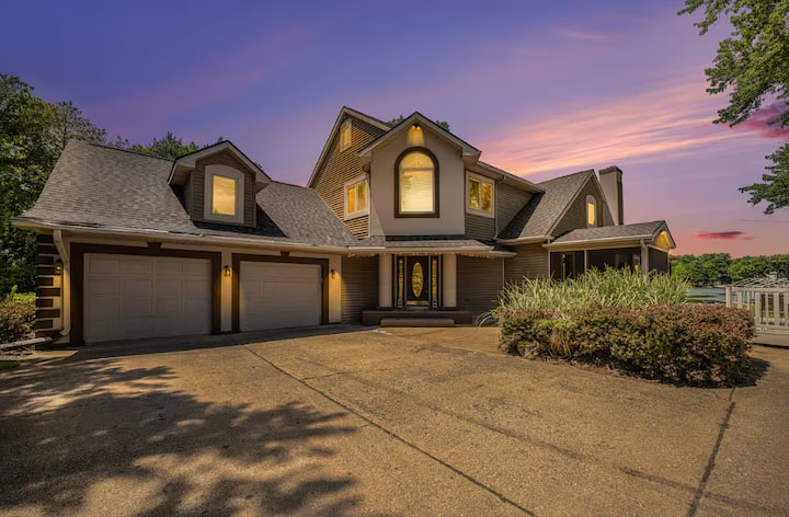 Lakefront Retreat, Dock, Firepit | Sleeps 12 - Battle Creek, MI