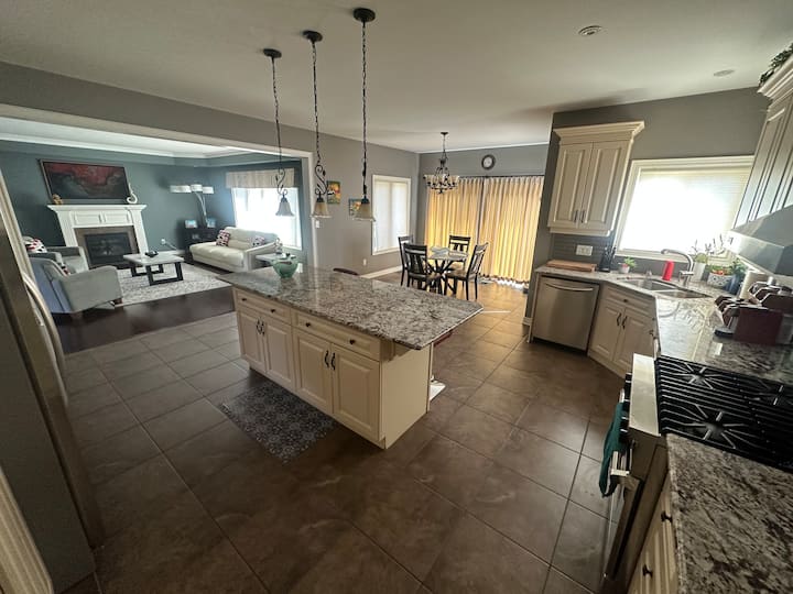Spacious Fully Upgraded Home In Wine County! - Beamsville
