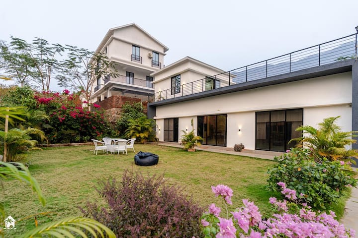 Twinvilla-2pools2gardens1lawn1terrace Basement Bar - Matheran