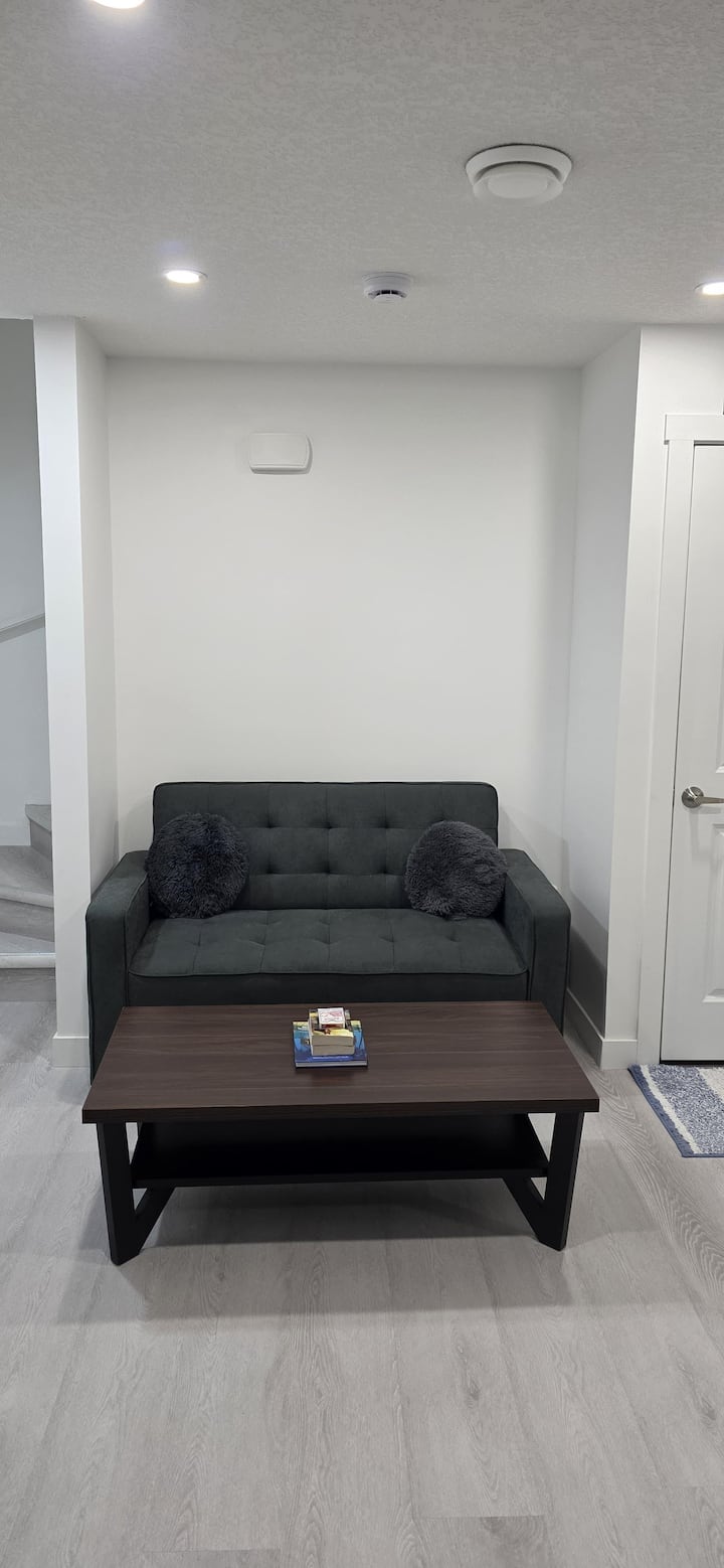 Cozy 2-bedroom Getaway - Cochrane