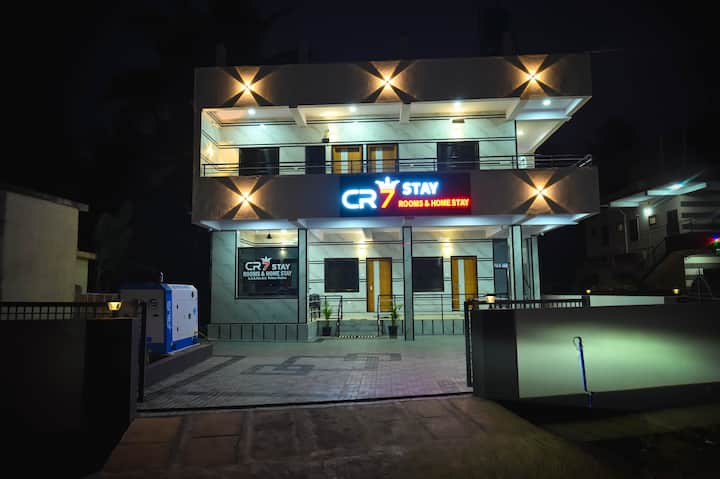 Cr7 Stay: Ac Deluxe King Room - Murdeshwar