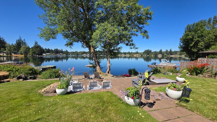 Island Lakehouse - Spacious Waterfront Home - Shelton, WA
